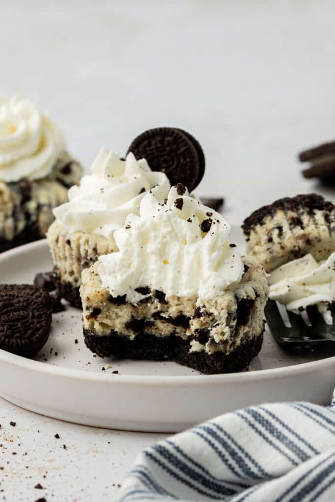 Easy Oreo Mini Cheesecakes Recipe (With Oreo Crust)
