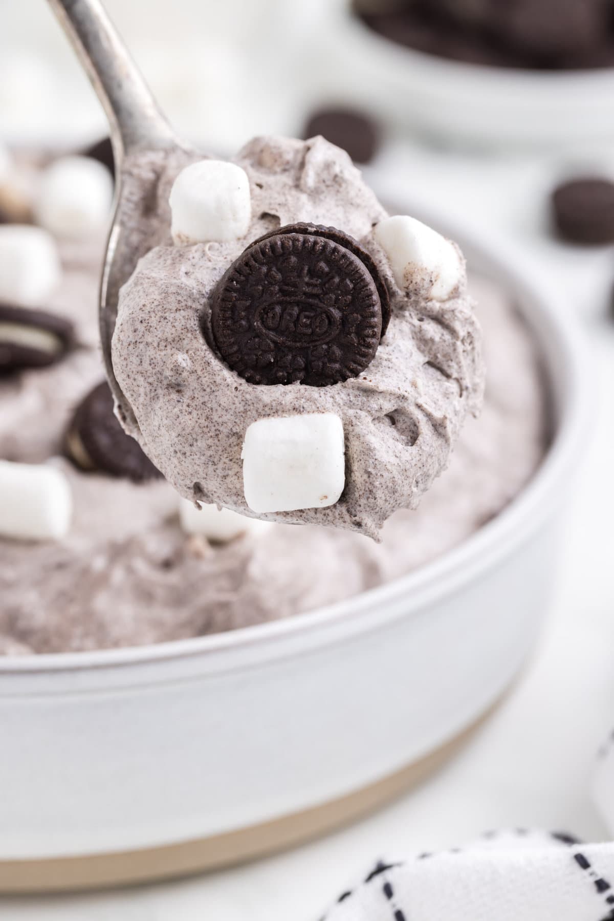 Easy Oreo Fluff Dessert (5 Ingredients and No Bake!)